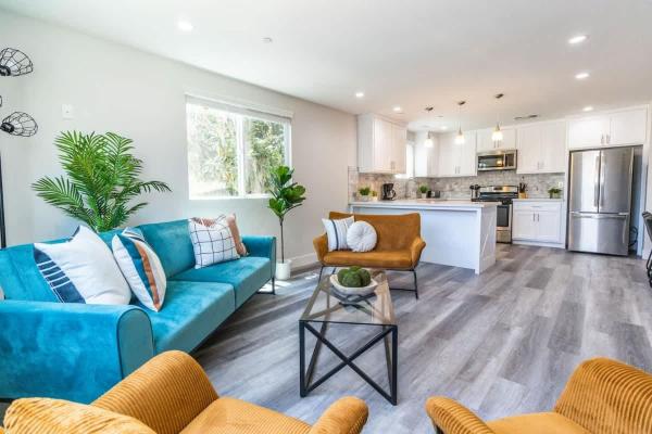 Escape In Modern 4br Home Sleeps 10 With Parking - Burbank, CA