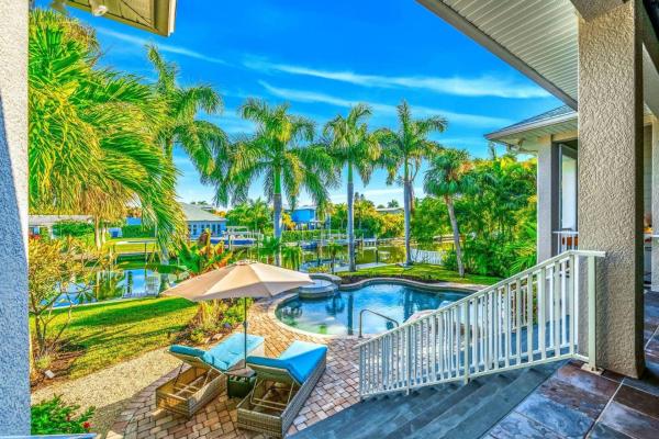 Bikini's & Martini's Waterfront Canal: 1 Block To Beach! Dock! On Canal! Anna Maria Life - Anna Maria, FL