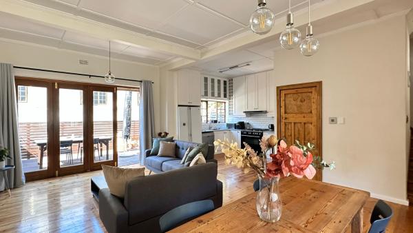 Stylish Edwardian Townhouse With Mountain Views - Claremont