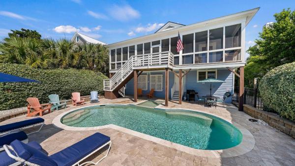 Historic Isle Of Palms Retreat Near The Beach W Pool Screened Porch Roosevelt Retreat By Avantstay - Charleston, SC