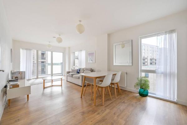 Beautiful And Bright 2 Bedroom Flat With Balcony - East Ham - London