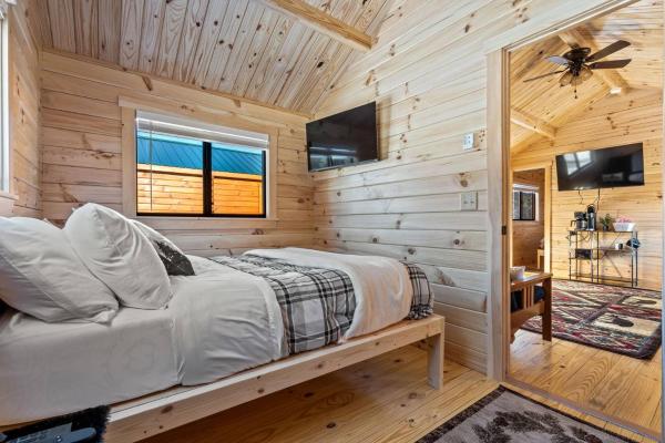 Cozy Ski Cabin #1, Hot Tub , 2 Bedroom - Maine