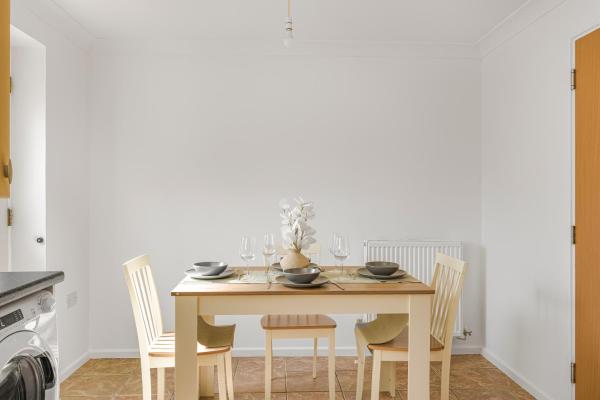 3 Bed Townhouse I Secure Parking I Sleeps 9 - Ipswich