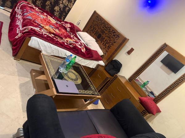 Available Hourly-full Day-long Stay - 0311 Zero Four Eight Four Eight Four 9 Ensuite Room With Shared Hall And Terrace - Central Gulberg Ii - Lahore