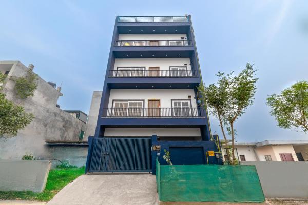 Radhika 2bhk Apartment Close To Gaur City Mall - Noida