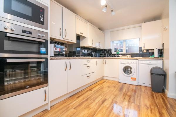 5 Bed House With Free Secure Parking In Pleasant Quiet Location - Wolverhampton