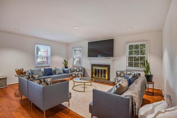 Cozy 4br Retreat - Private Backyard, Gazebo & Grill - Fairfax, VA