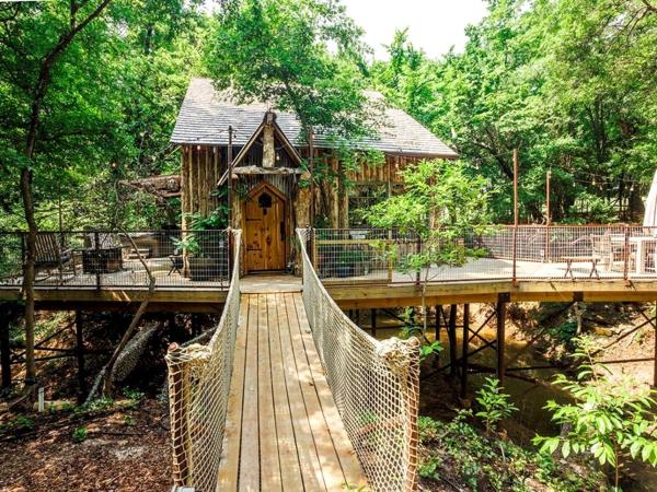 Hobbit Treehouse With Waterfall On Brazos River For Glamping In Texas - Weatherford, TX