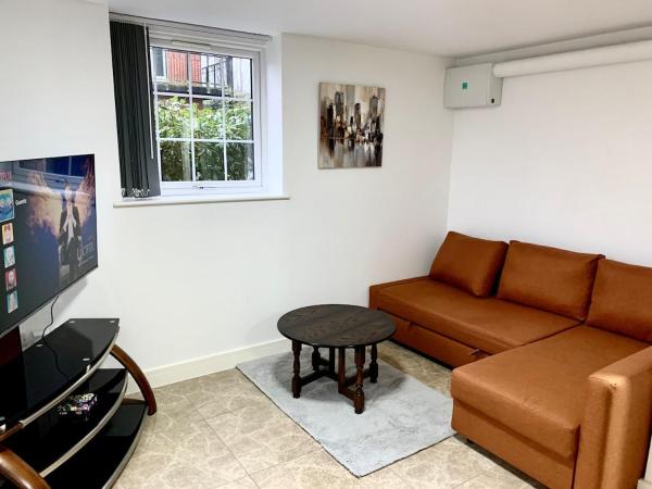 Ibiza Royale -Sleeps 6-free Parking -Wi-fi - Birmingham