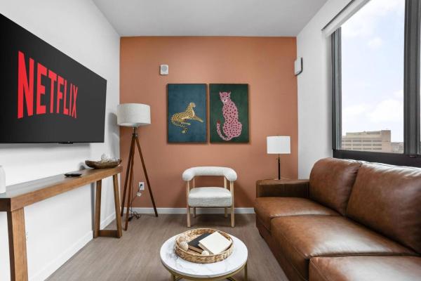 Super Lux Suite Rooftop With Pool, Free Parking, Gym - Mars Hill, IN