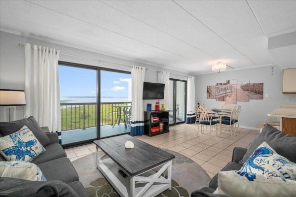 Direct Bay Front Condo With 2 Bedrooms, Outdoor Pool, And 2 Parking Spaces! - Ocean City, MD