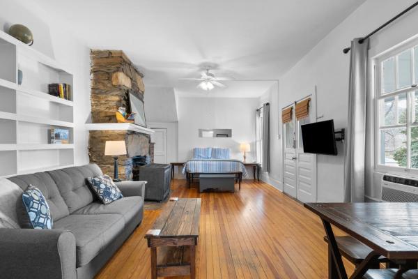 Suite 1, Quick Walk To Downtown - Black Mountain