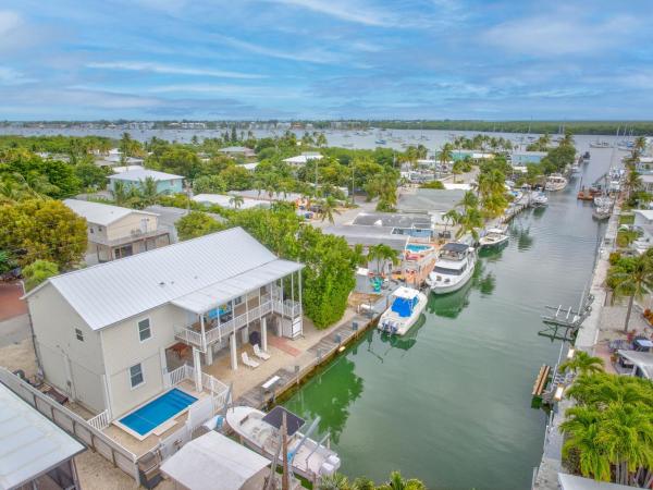 Captain's Cove ~Waterfront Home With Pool & 75' Dock - Marathon, FL
