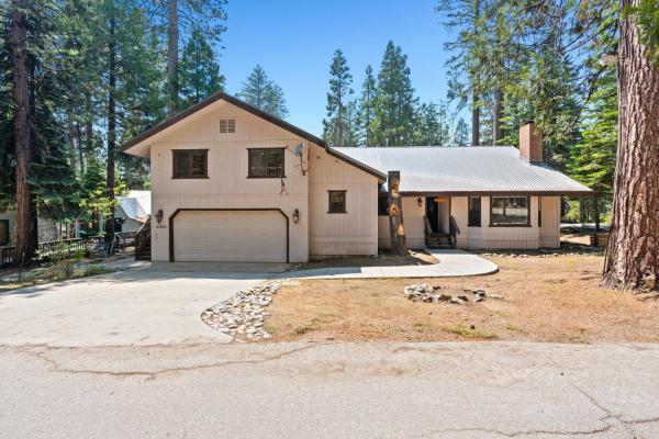 Rustic Pines- Family Fun Game Cabin In East Village - Shaver Lake, CA