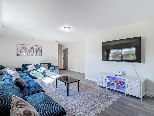 Spacious Tampa Stay • Large Yard • 15 Guests - Tampa, FL