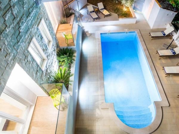 Villa In Bol With Swimming Pool - Bol