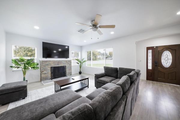 Resort-style 5-bedroom Oasis With Pool And Bar - Bakersfield, CA