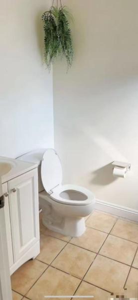 Huge Bedroom With Shared Bathroom - Ontario, CA