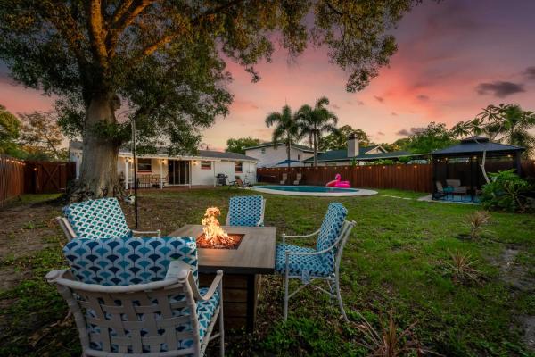 Private Pool 15 Minutes To The Beach & Downtown Saint Petersburg Florida - St. Petersburg, FL