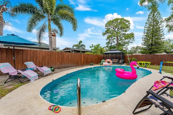 Private Pool 15 Minutes To The Beach & Downtown Saint Petersburg Florida - St. Petersburg, FL