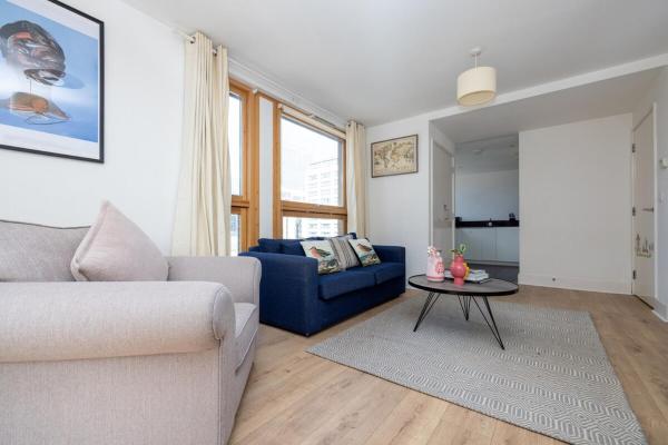 Cosy, Modern High Rise With Views! 2 Bedroom - Greenwich