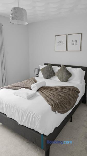 Family Friendly 3 Bedroom House 5 Minutes From Strood Station And Chatham With Free Wi-fi Kitchen Parking And Garden Managed By Hush Haven Homes - Chatham