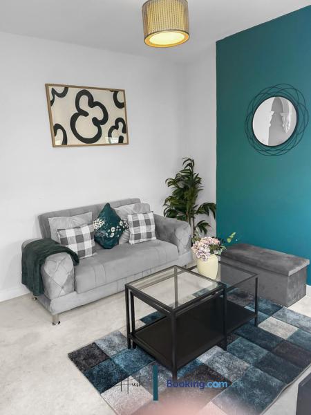 Family Friendly 3 Bedroom House 5 Minutes From Strood Station And Chatham With Free Wi-fi Kitchen Parking And Garden Managed By Hush Haven Homes - Kent