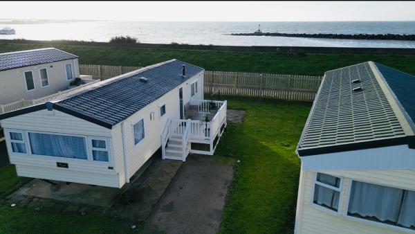 Coastal Beachfront Caravan - Brightlingsea