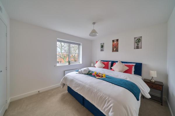 Modern 3-bed Brand New House Aldershot Town - Farnham