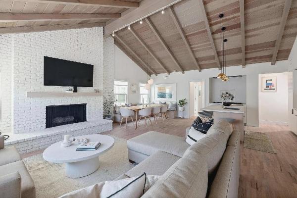 Charming Two Bedroom Walk Street Cottage Steps From The Beach - Redondo Beach, CA