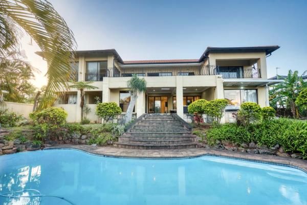 Stylish 2-bed Umhlanga Apartment - Pool Patio & Sea Views - Durban North