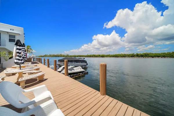 Komffy Waterside Studio W/ King Bed - Sunrise, FL