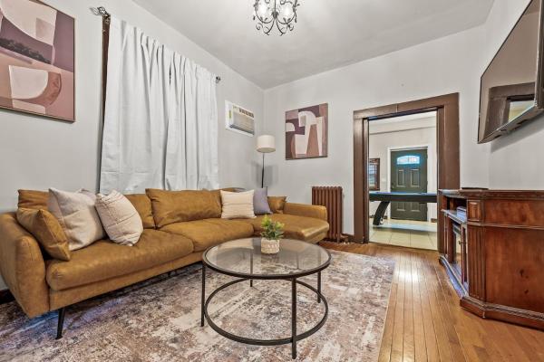 Massive Nyc House With Pool Table - Westchester County, NY