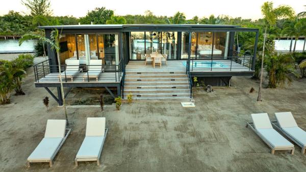 Santosha Villa - Modern 3br Island Villa With Pool - Belize