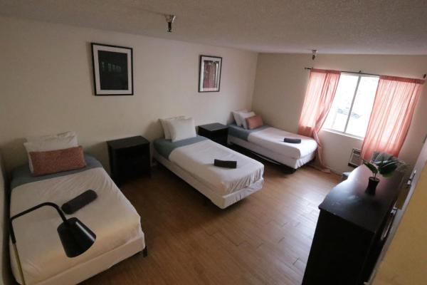 3 Beds Apart In Beverly Hills Neighborhood - Beverly Hills, CA