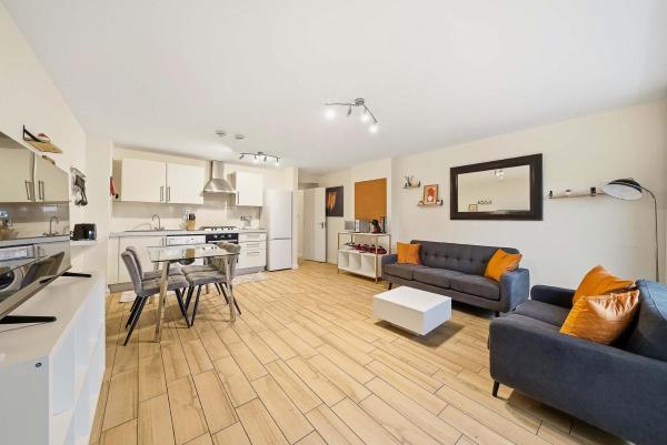 City Service Lets - Spacious London 2 Bed Apartment With Balcony Near Underground - Chelsea