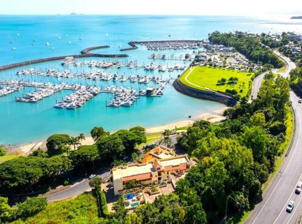 Shingley Beach Retreat - Ocean Views Apartment - Airlie Beach