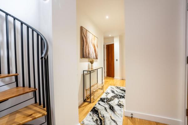 Leeds Duplex Penthouse By The River - Sleeps 10 - Modern - Leeds