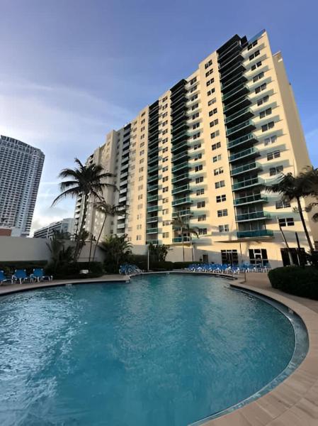 Oversized 2-bedroom On The Ocean - Hollywood, FL