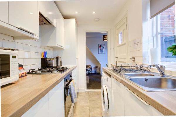 'Number 11' Central Colchester - Super Convenient 2 X Double Bed 1 X Single Bed Cottage Plus Office & Garden, 8 Min Walk Nth Station & Town Ctr, 2 Min Walk Local Shops & Restaurants - Colchester