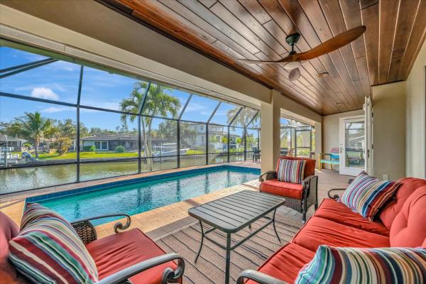 Siesta Key Beach Waterfront Home With Kayaks And Bikes - Sarasota, FL