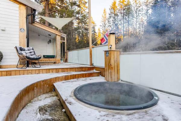 Oslo Wildwood Lodge - Outdoor Hot Tub - Oslo