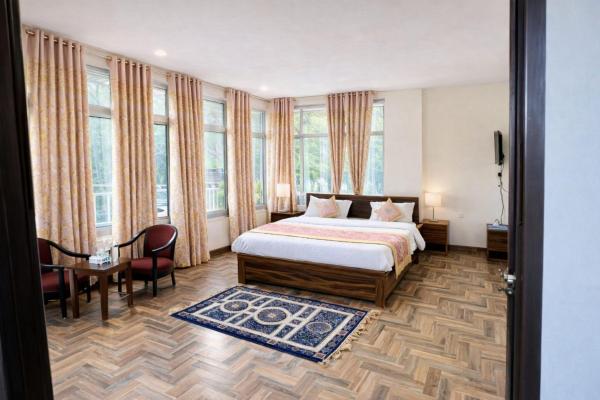 Hotel Madhushree Morning Moon In - Restaurant & Free Parking Facilities - Best Premium Hotel In Bhimtal - Bhimtal