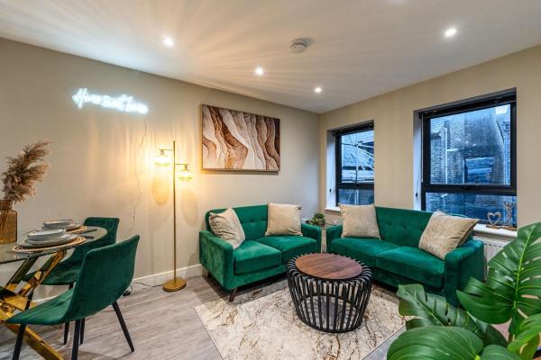 Bright 2br Flat, Central Chatham, Parking - Chatham