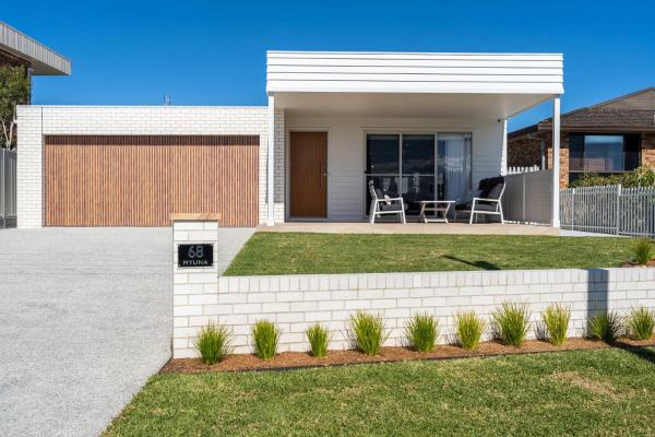 Myuna - Beachfront Pet-friendly Coastal Escape - Hyams Beach