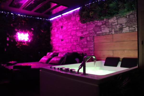 Jung'love Room - Spa & Cinéma Privé - ÉVasion Romantique - Pyrénées-Orientales