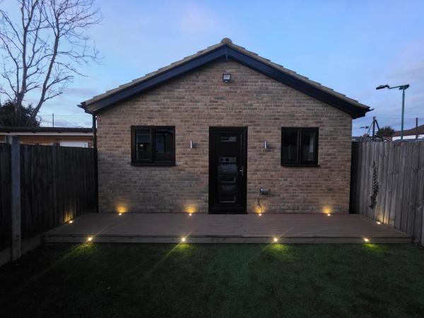 Luxury Outhouse - Barking