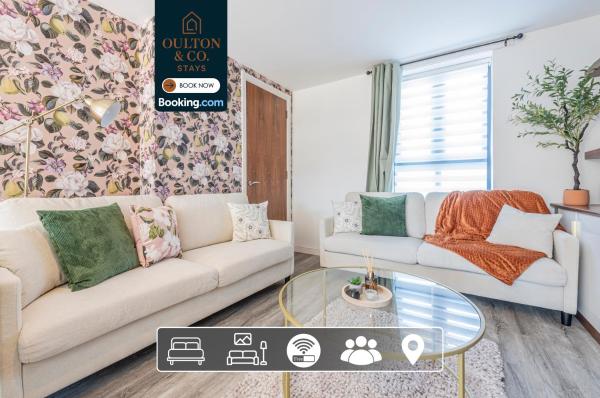 Luxury Retreat For 10 - Short Lets & Serviced Accommodation Manchester With Hot Tub And Spacious Garden - Manchester