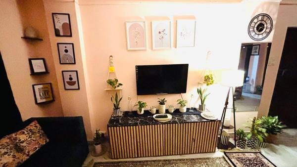 Private Room 2 With Elegant Living With Balcony - Kolkata