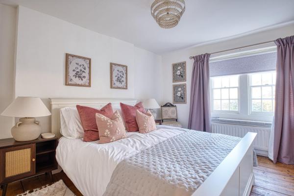 Hollyhocks 2 Bedroom House With Extra Sleeping Option - Wiltshire - Chippenham